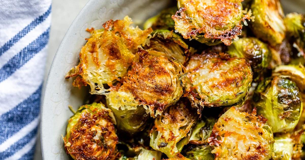 Zgnječene hrskave prokulice s parmezanom i češnjakom