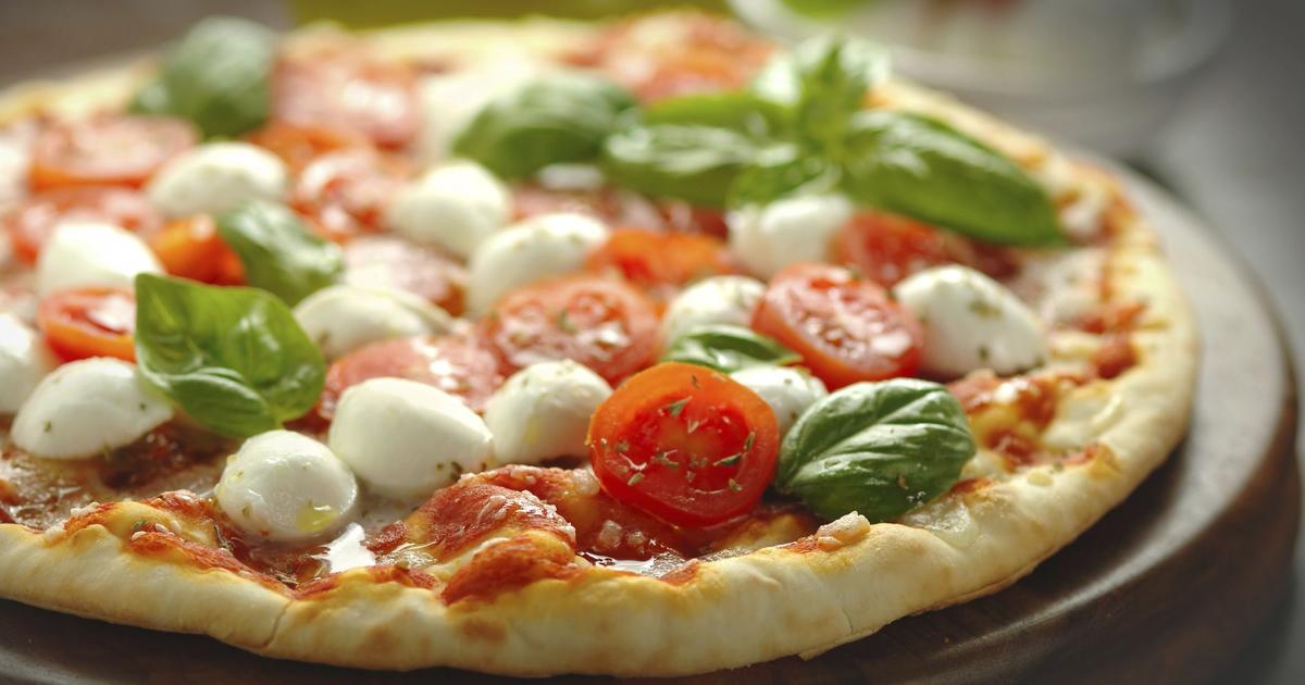 Mediteranska pizza s dvije vrste sira