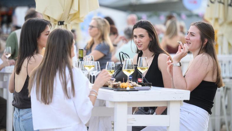 Zagreb je postao Vinski grad, u subotu se na Tuđmancu tražio stol više