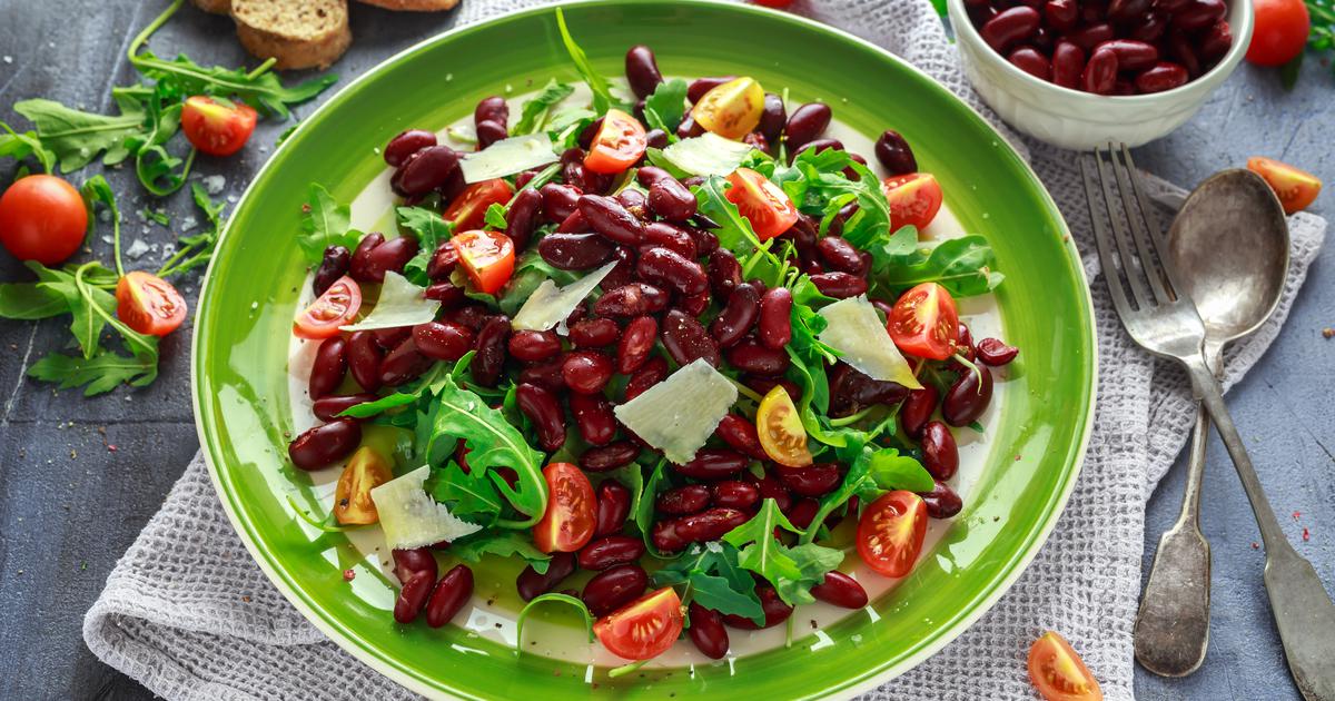 Šarena salata s grahom idealan je prilog uz roštilj