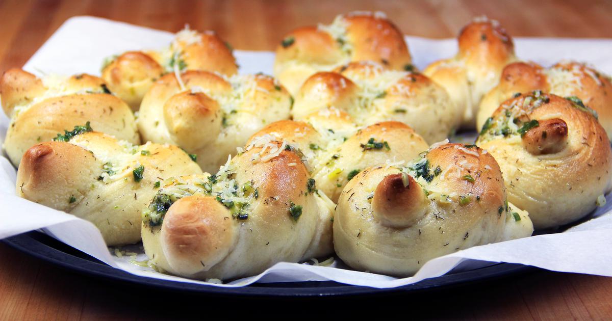 Slasna domaća peciva s parmezanom i češnjakom