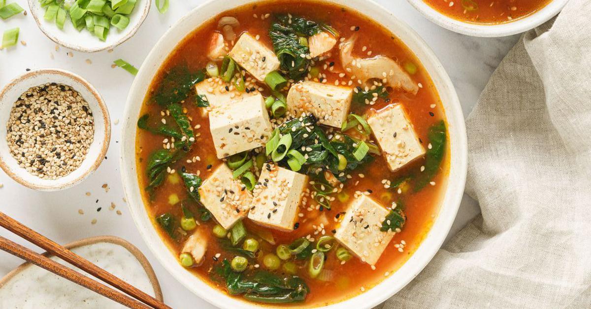 Krepka povrtna juha s tofuom