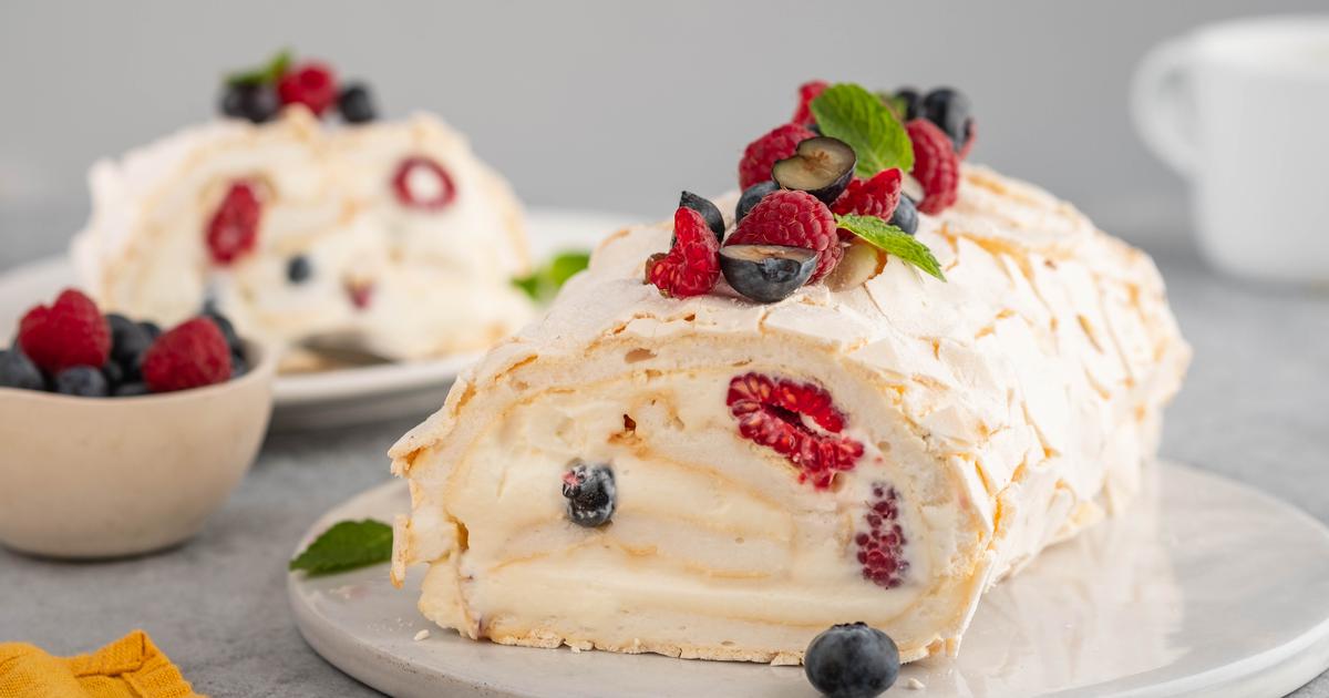 Lagana beze rolada s malinama i borovnicama