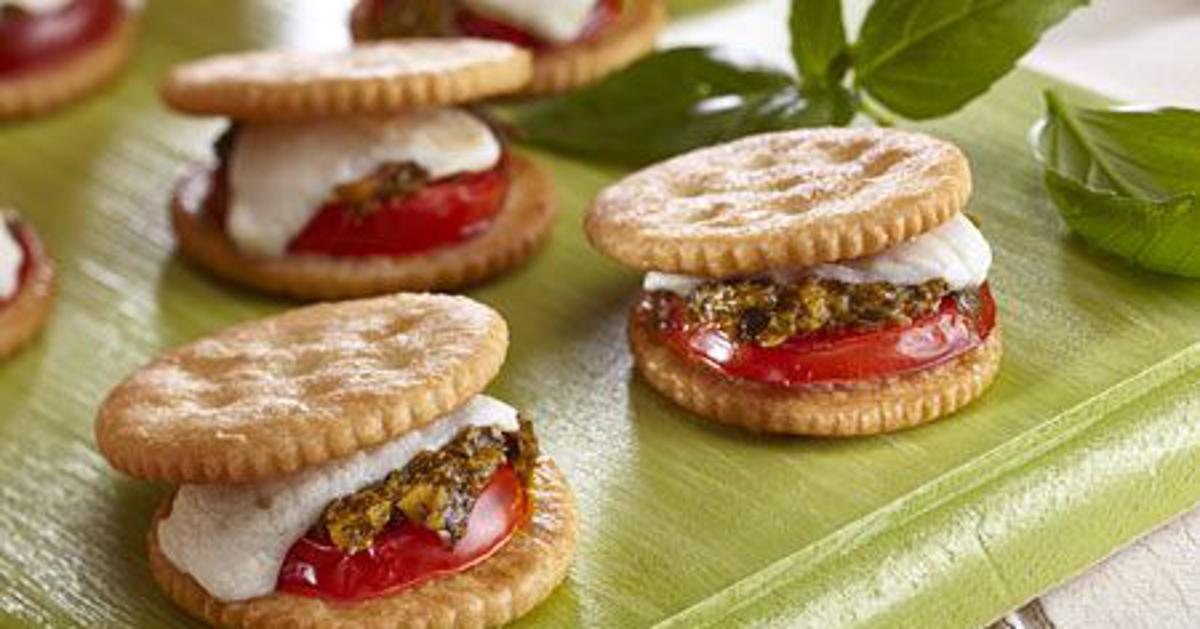 Mediteranski kreker-sendviči s brie sirom i maslinama